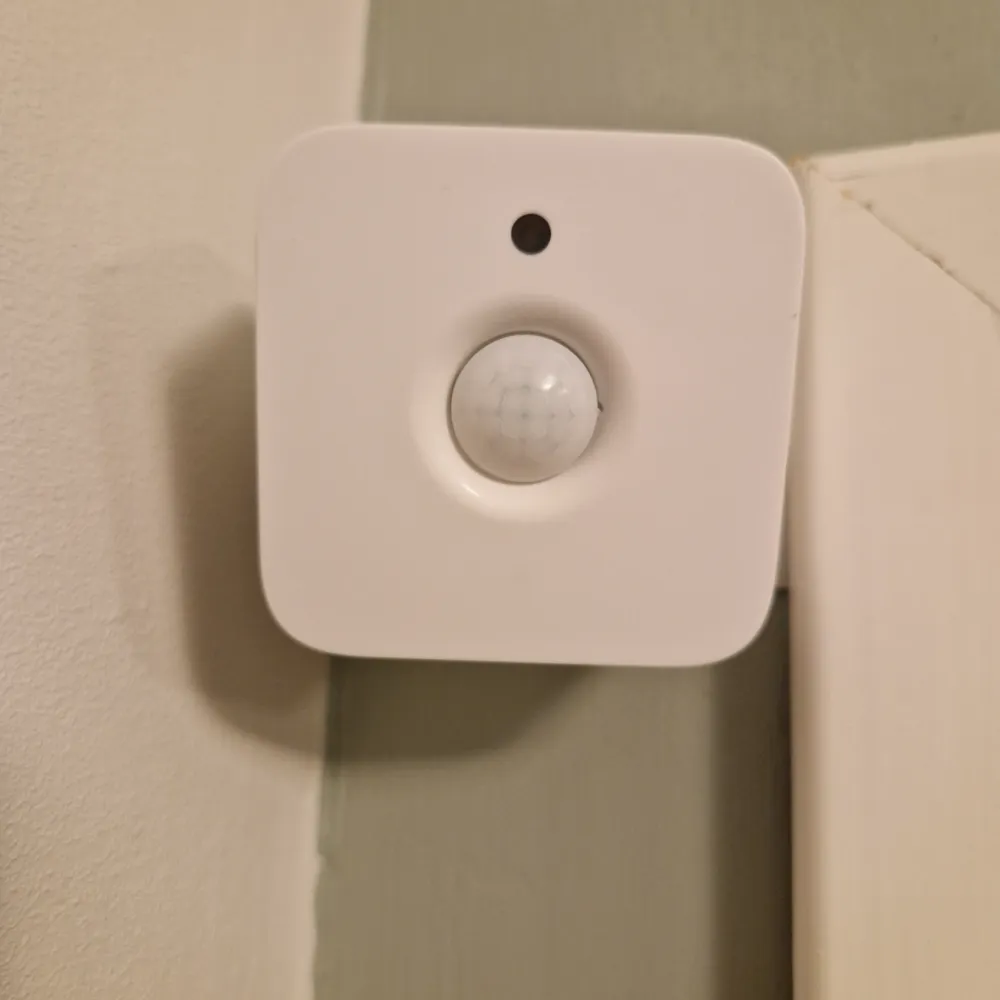 Philips Hue motion sensor angle bracket by HandyAndy - MakerWorld
