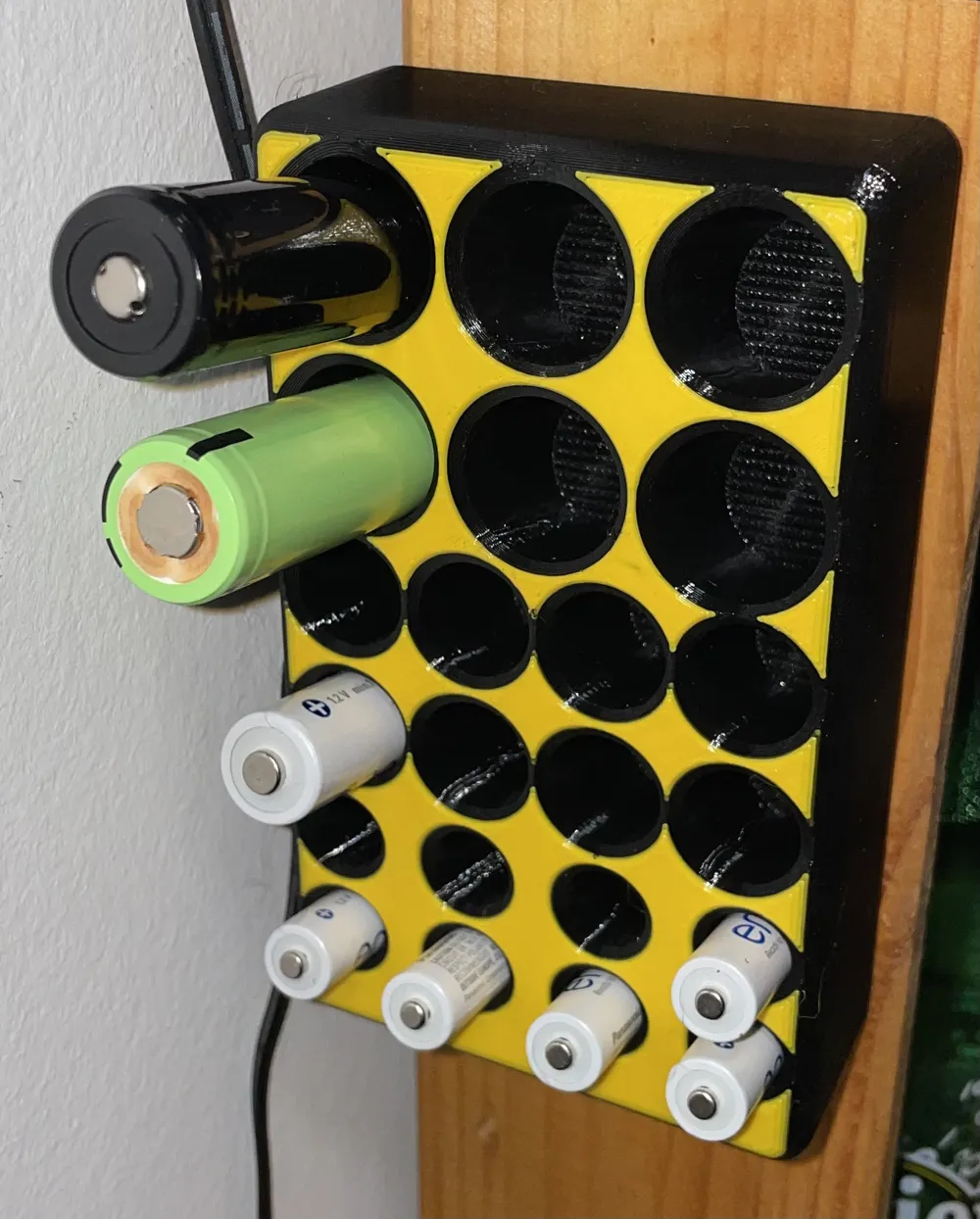 Wall battery holder (6x18650, 8xAA, 8xAAA) by arekxyz - MakerWorld