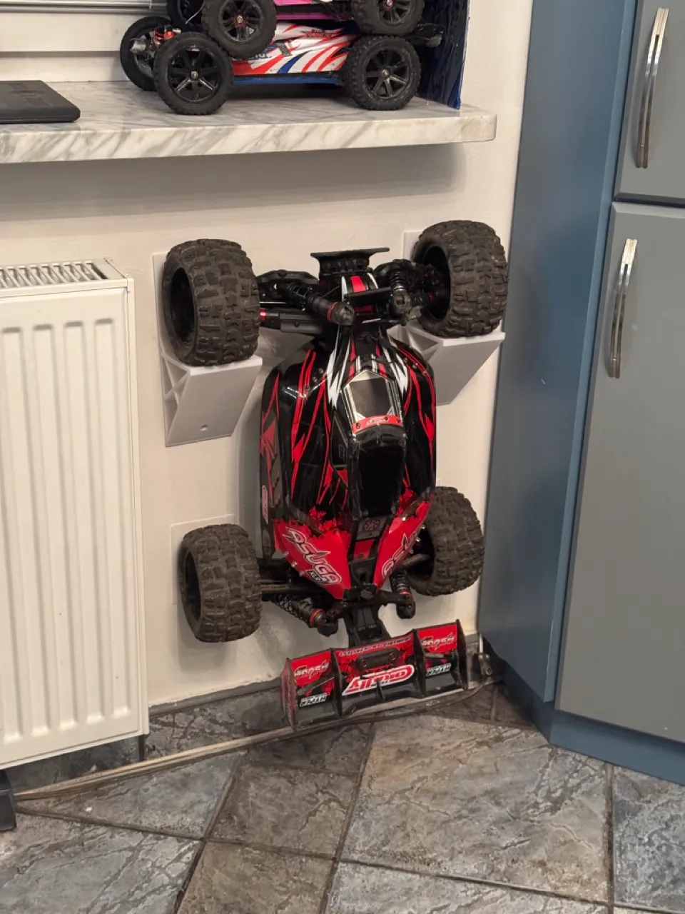 RC car vertical wall hanger by ArturC - MakerWorld