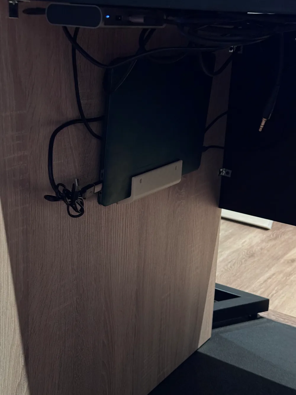 MacBook Pro - Wall Mount Support by RCaine - MakerWorld