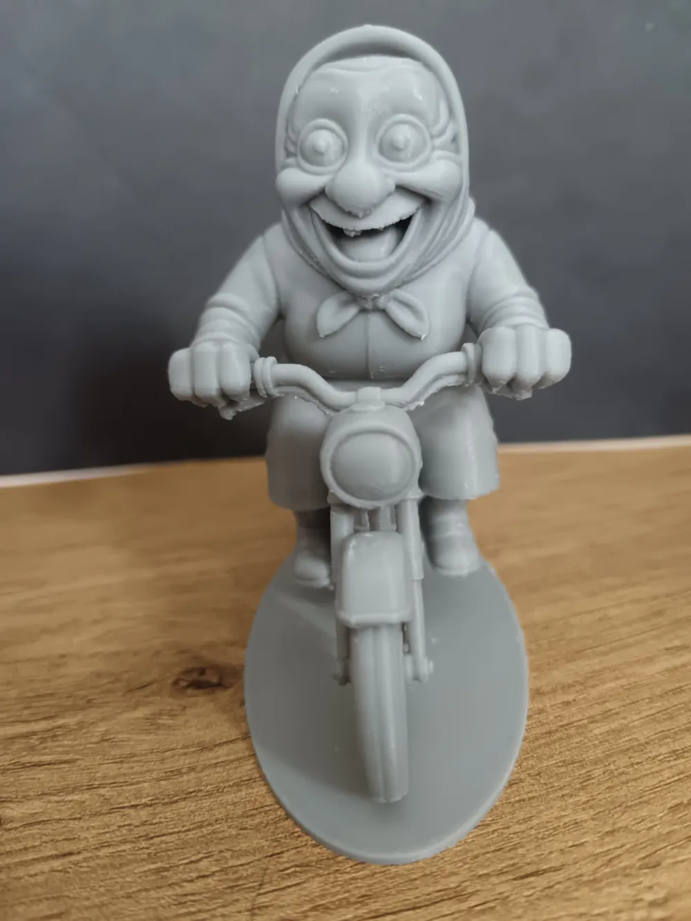 Mormor på motorcykel - Gratis 3D utskrifts modell - MakerWorld