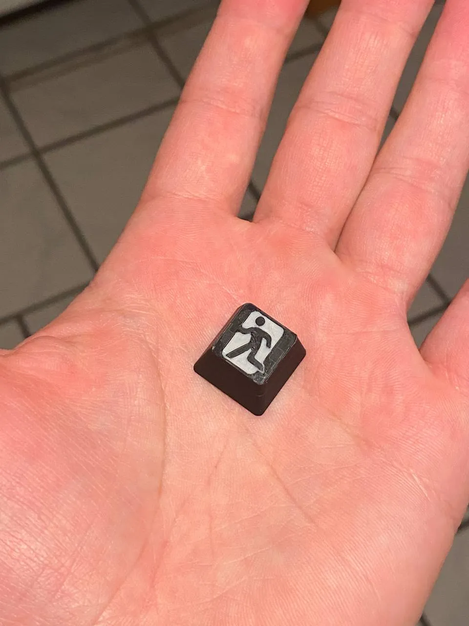 Escape key / keycap With a central part Remixed by Filibuster - MakerWorld