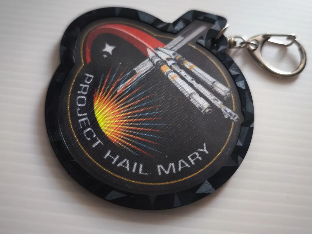 Copertura per spilla omaggio per i visitatori di Project Hail Mary ...