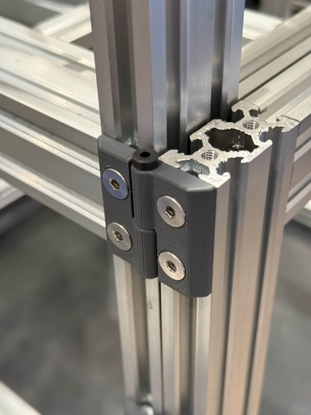 2020 Extrusion Door Hinge by aidanmaunder - MakerWorld