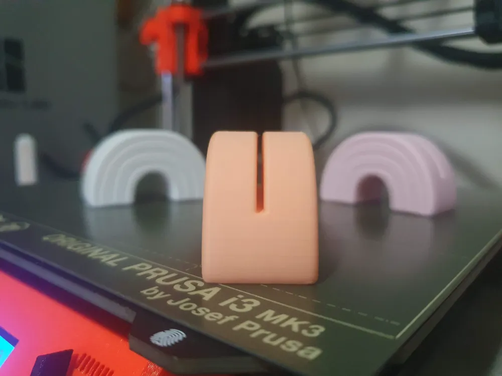 Rainbow Polaroid Stand by Alexanderwrobinson - MakerWorld