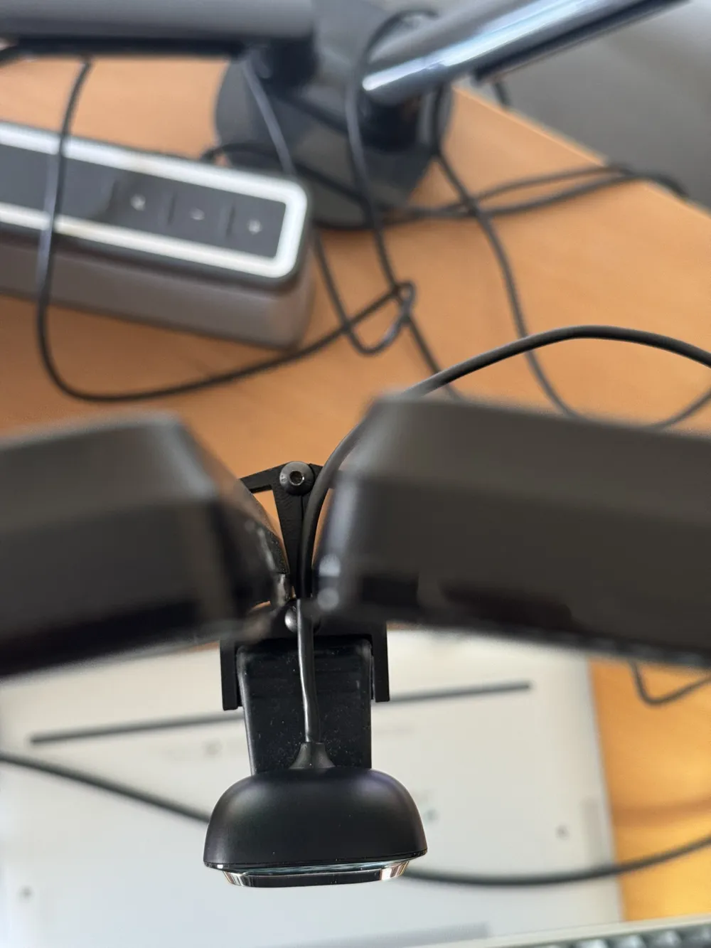 Web camera bracket for dual monitor by Pete MakerWorld: Download Free ...