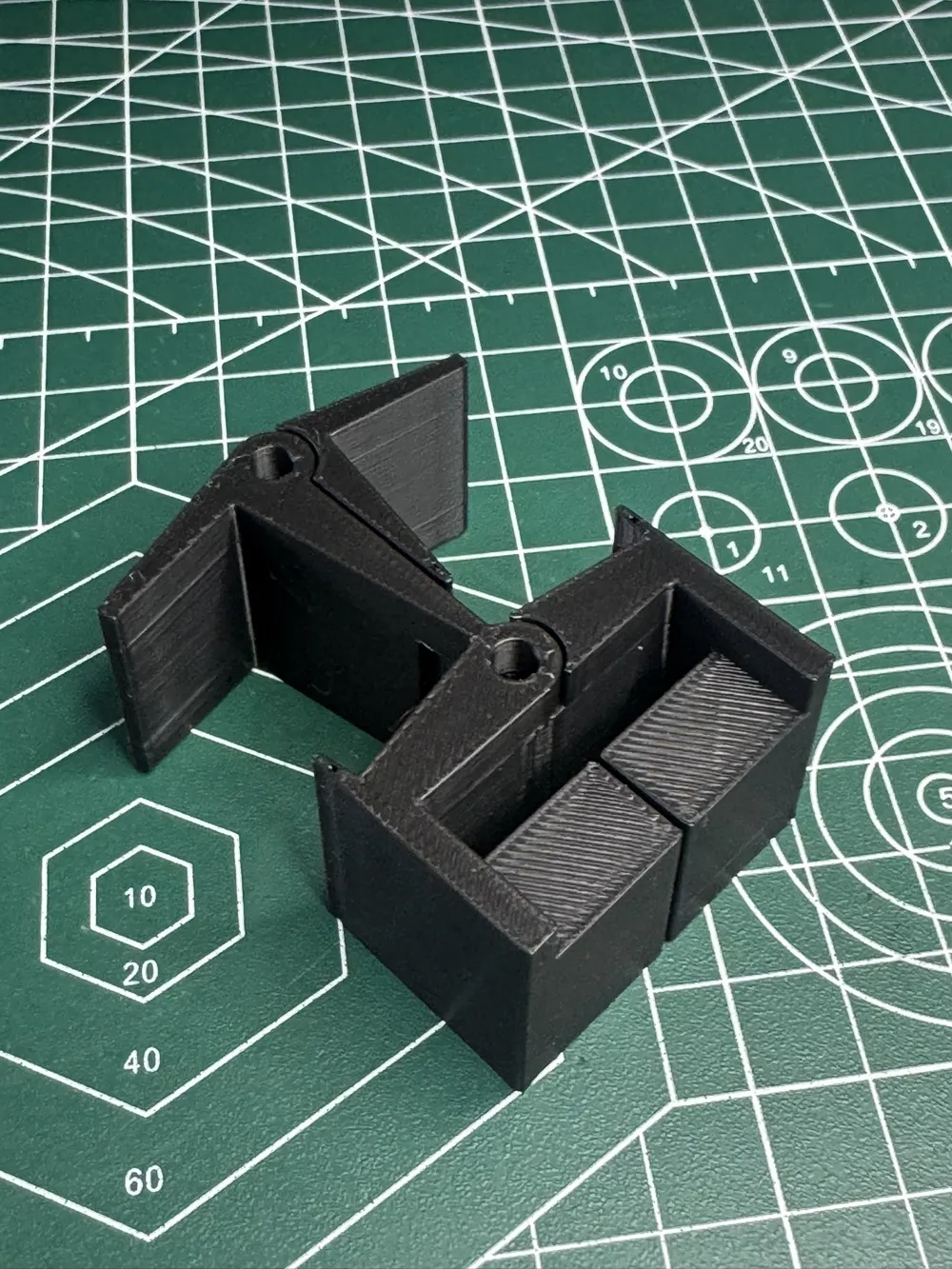 Web camera bracket for dual monitor by Pete MakerWorld: Download Free ...