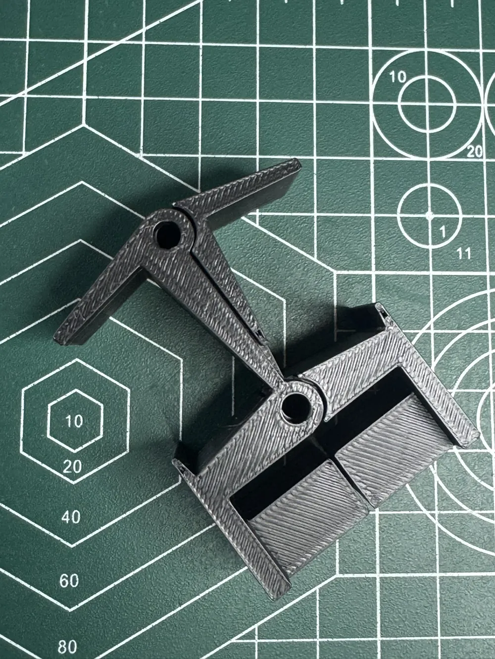 Web camera bracket for dual monitor by Pete MakerWorld: Download Free ...