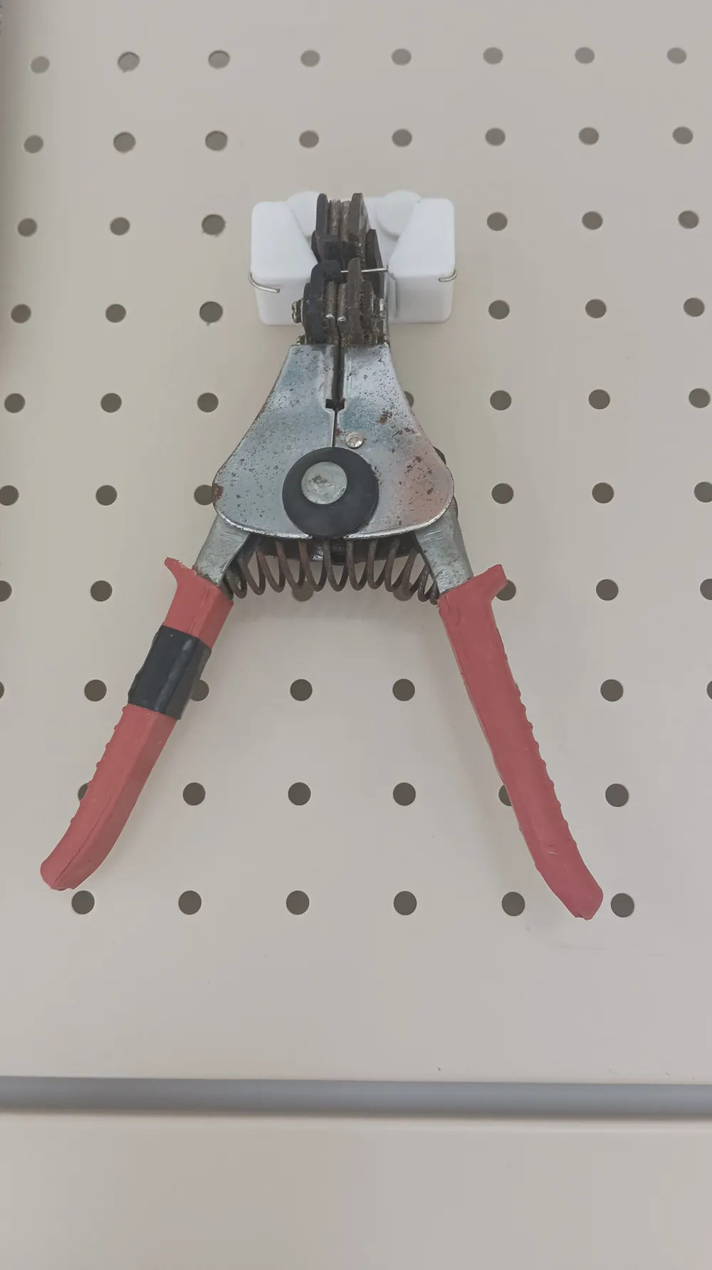 Wire Stripper Hanger for 25\16mm Pegboard - Free 3D Print Model ...