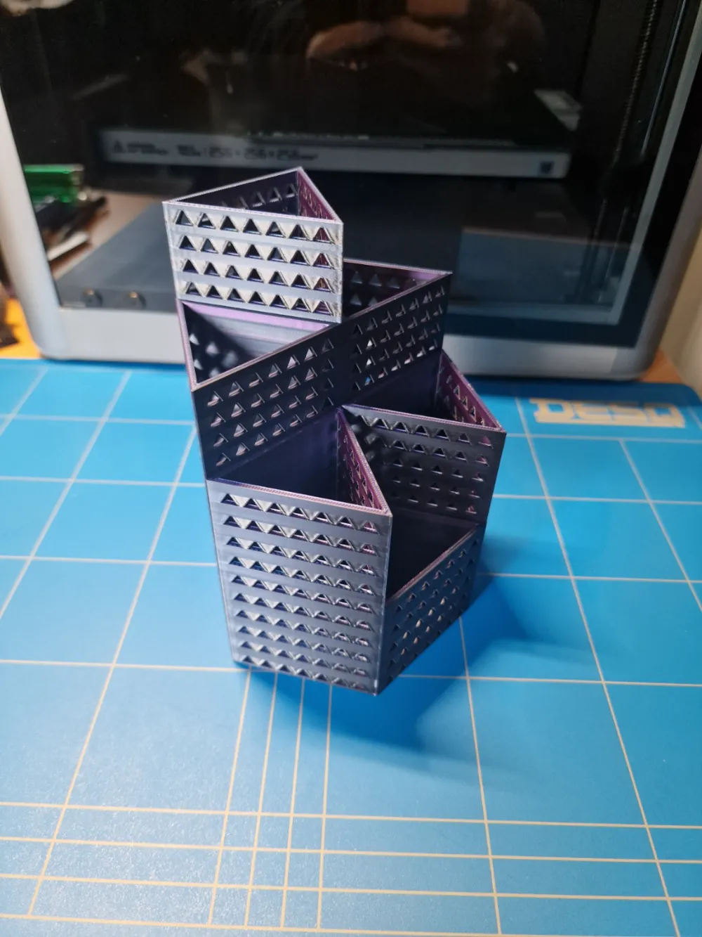 Pen holder triangle theme by mkersjes - MakerWorld