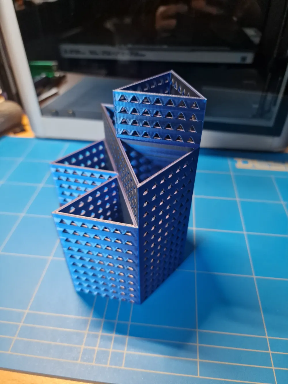 Pen holder triangle theme by mkersjes - MakerWorld