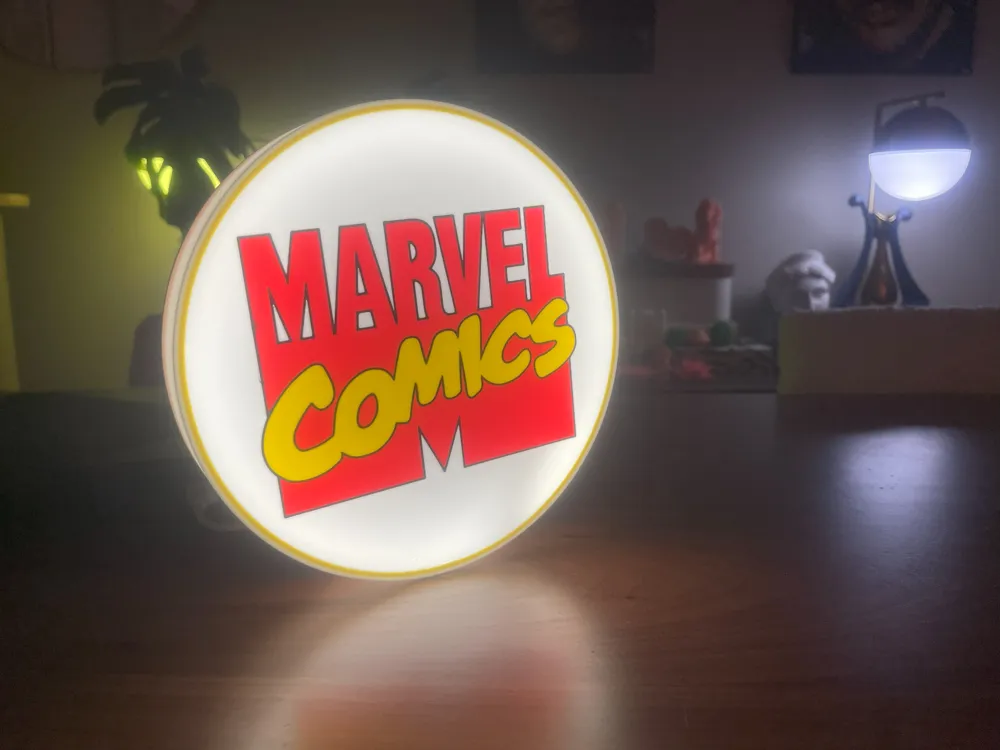 Logo anni '90 della Marvel in stile lightbox da Matt Bova MakerWorld: Scarica Modelli 3D Gratuiti
