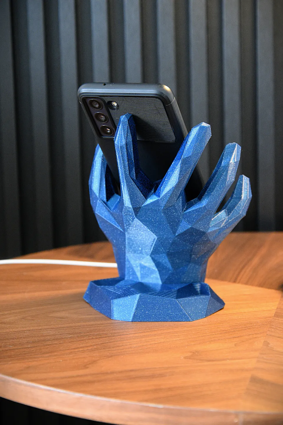 Low poly hand phone stand by Gravix 3D - MakerWorld
