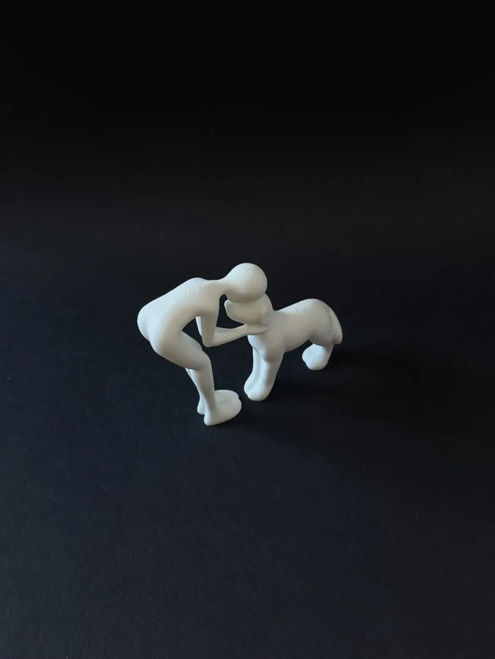 Perro con Escultura Humana - Modelo de impresión 3D gratuito - MakerWorld