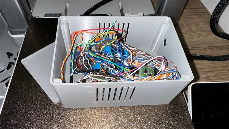 Electronics Box with lid by Jarek MakerWorld: Download Free 3D Models