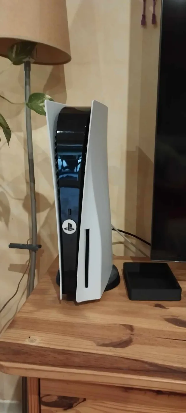 Badge USB-C PS5 - White Background Remixed by Allan Fonroques - MakerWorld