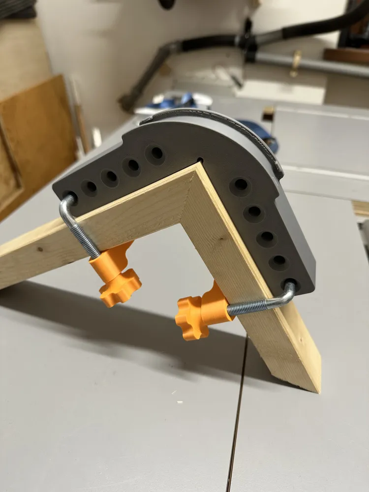 Belt corners clamp V2 by Making Addicted MakerWorld: Download Free 3D ...