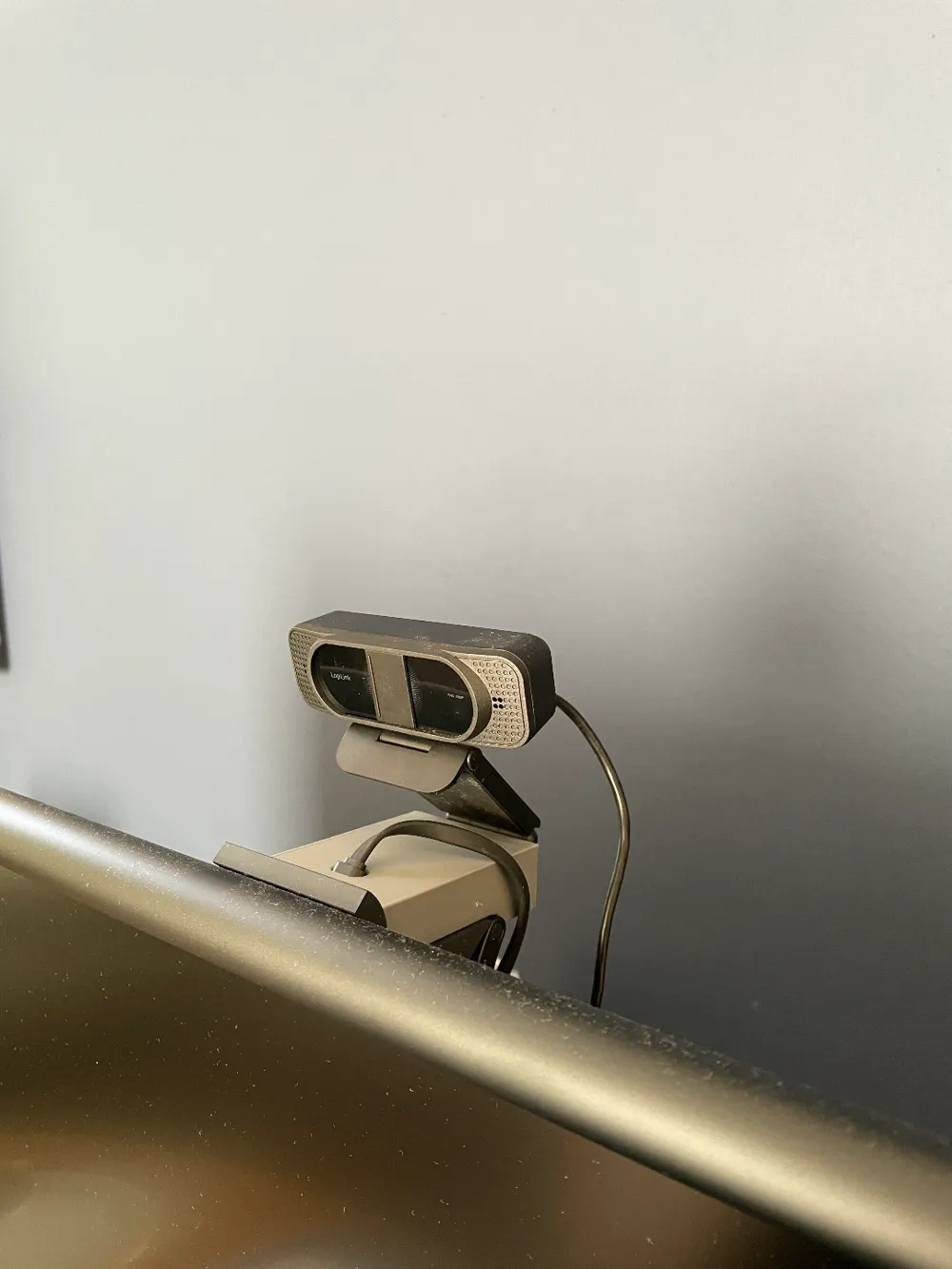 Monitor light bar mount for Logitech Webcam Remixed by finkerle ...