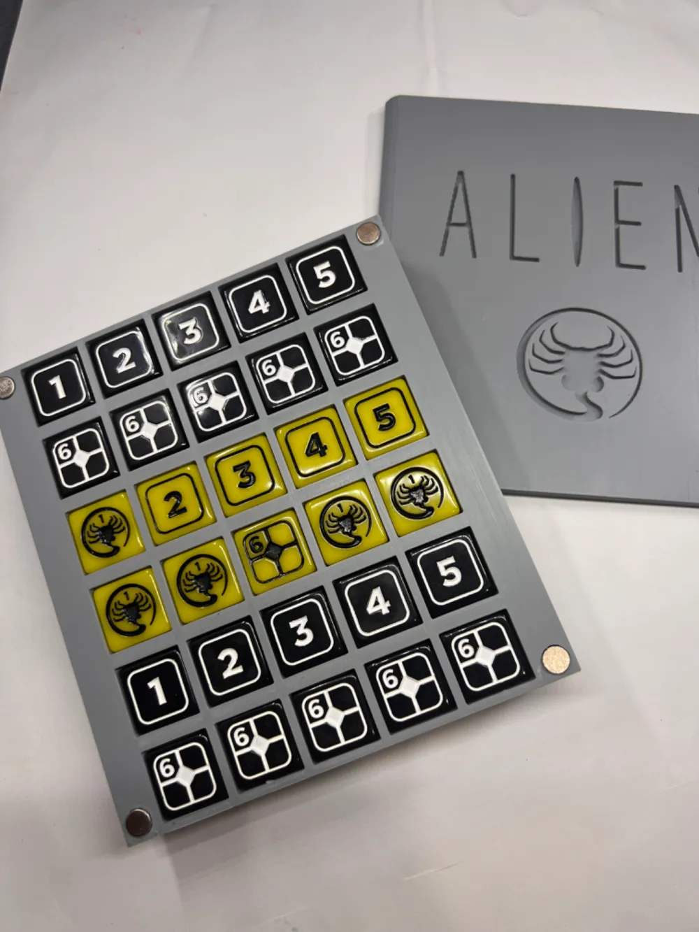 ALIEN RPG Dice Box [30d6] - magnetic by The Ugly Dm - MakerWorld