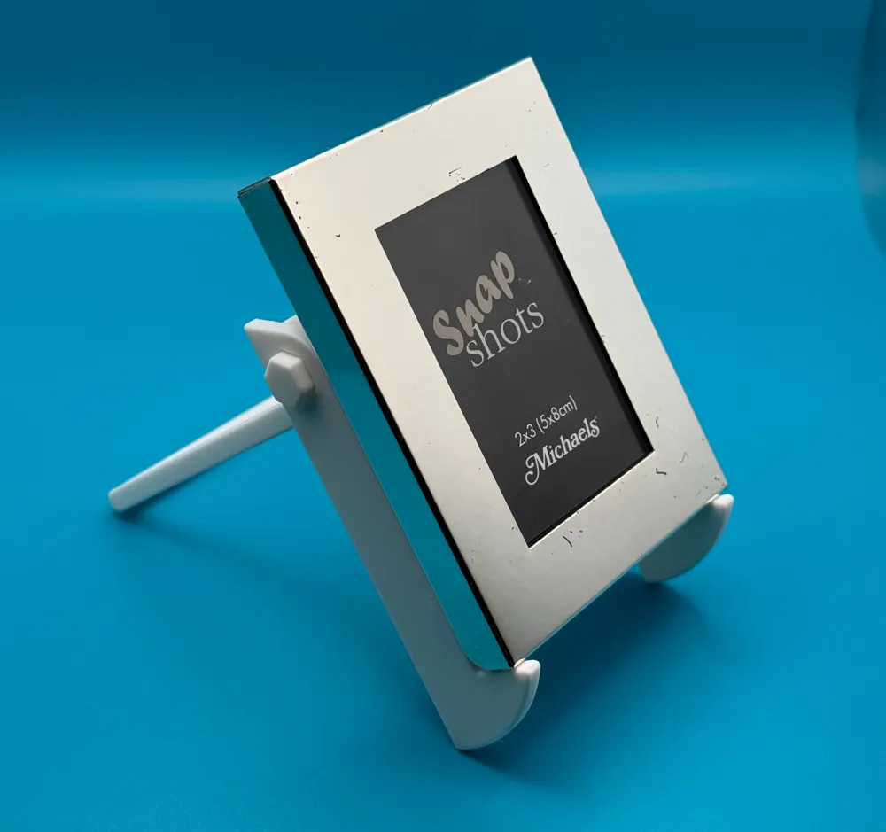 Small Picture Frame Stand by RobertW - MakerWorld