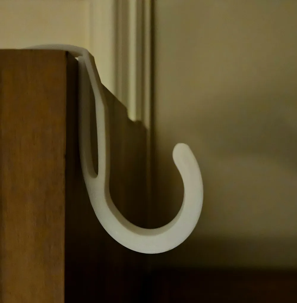 Universal tray table hook for flights by bovineblitz MakerWorld ...