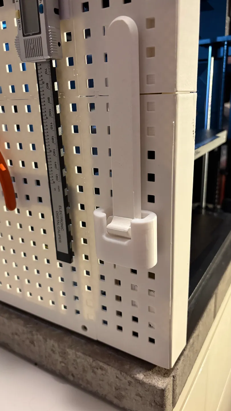 Pegboard holder for Bambu Lab scraper by Lappen - MakerWorld