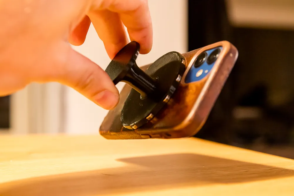 MagSafe phone handle by tjugan - MakerWorld