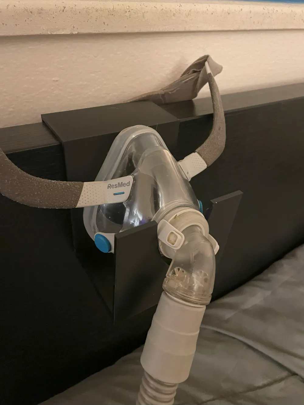 CPAP headboard mask holder by Kreepa MakerWorld: Download Free 3D Models