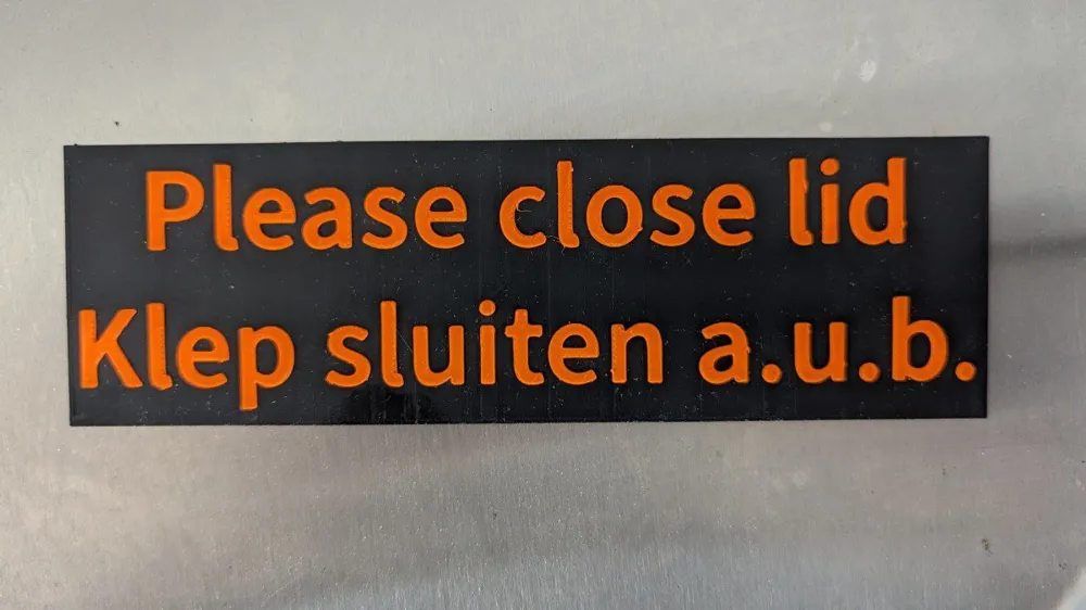 'Please close lid' sign / 'Klep sluiten a.u.b.' bordje by Freekers ...