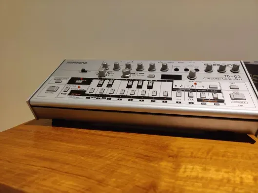 Roland TB-03 30 Degree Stand by dankman222 - MakerWorld