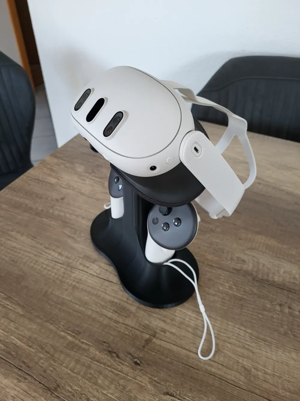 Stand / Holder for Meta Quest 3 / 3s and Quest 2 by Dandandu - MakerWorld