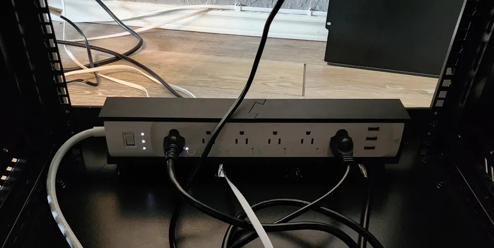 Server Rack Power Strip Adapter (KASA HS300) by lmn_MakerWorld ...