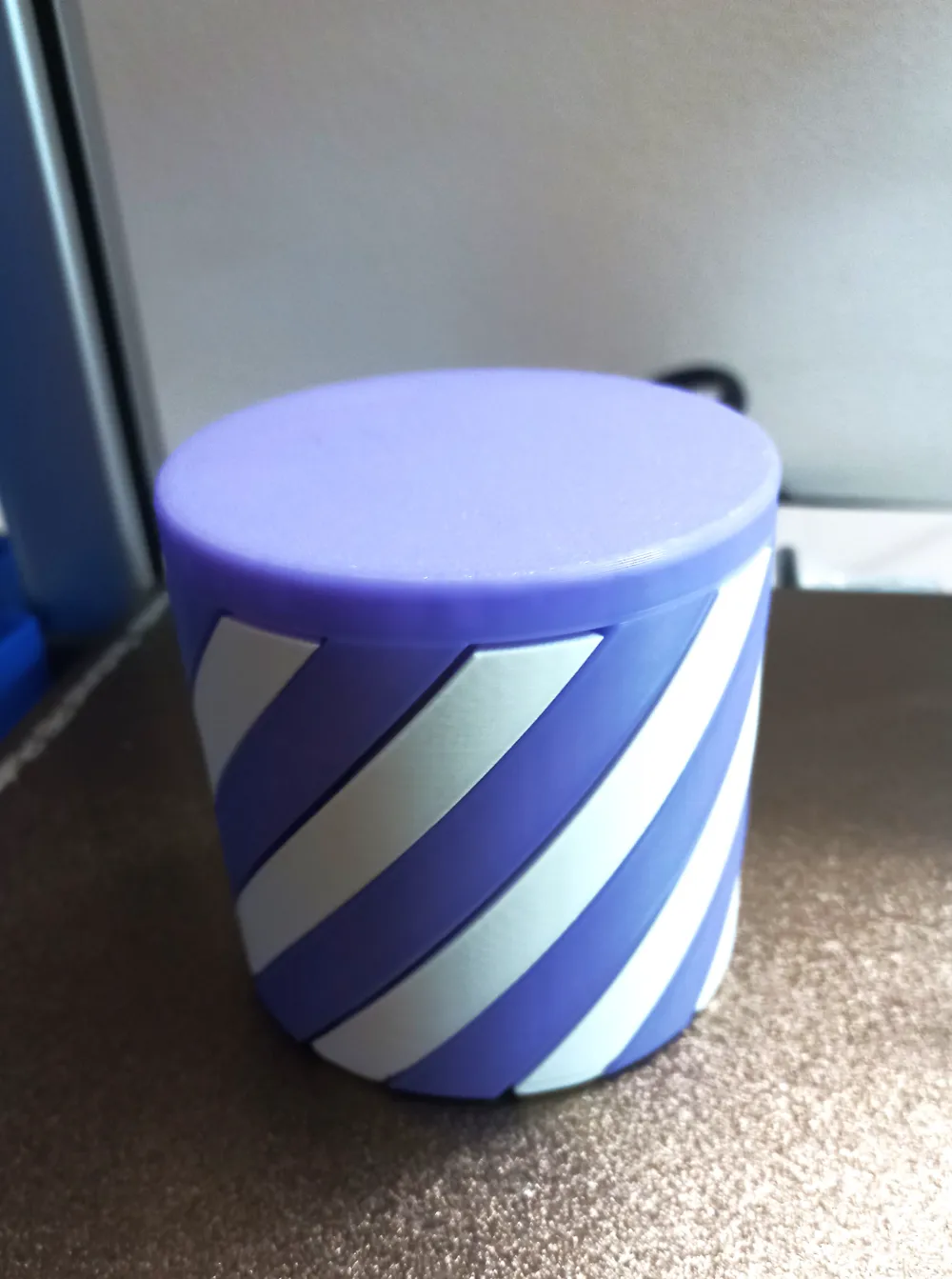 Dual color - dual function "impossible box / vase" by wildshark ...