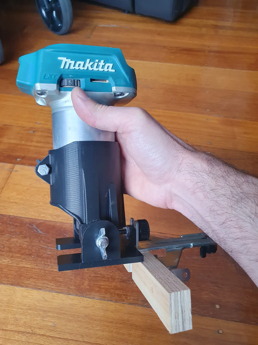 Makita Tilt Base for 65mm Routers Remixed by Le_Dave - MakerWorld