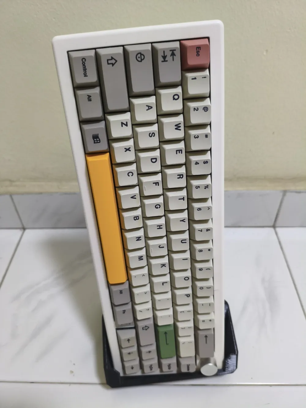 Vertical Mechanical Keyboard Stand (GMK67) - Free 3D Print Model ...