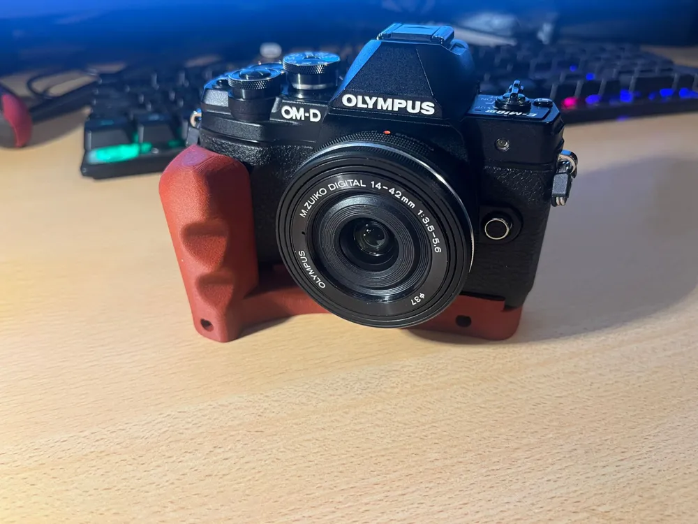 L-bracket with a handle for Olympus OM-D E-M10 III by PatrickBlack ...