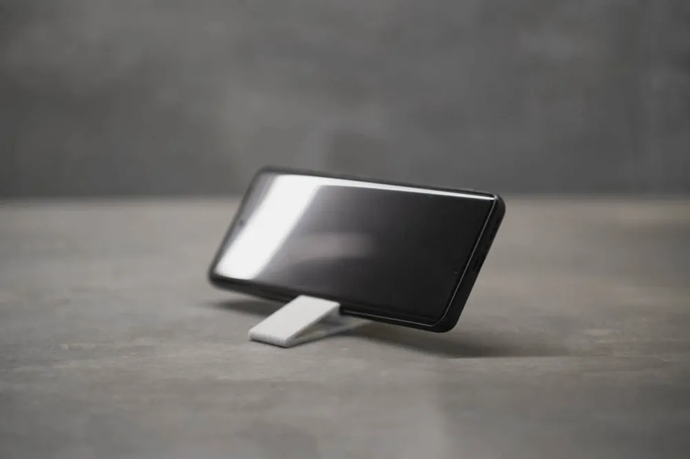 Phone Stand - Minimalist - Free 3D Print Model - MakerWorld