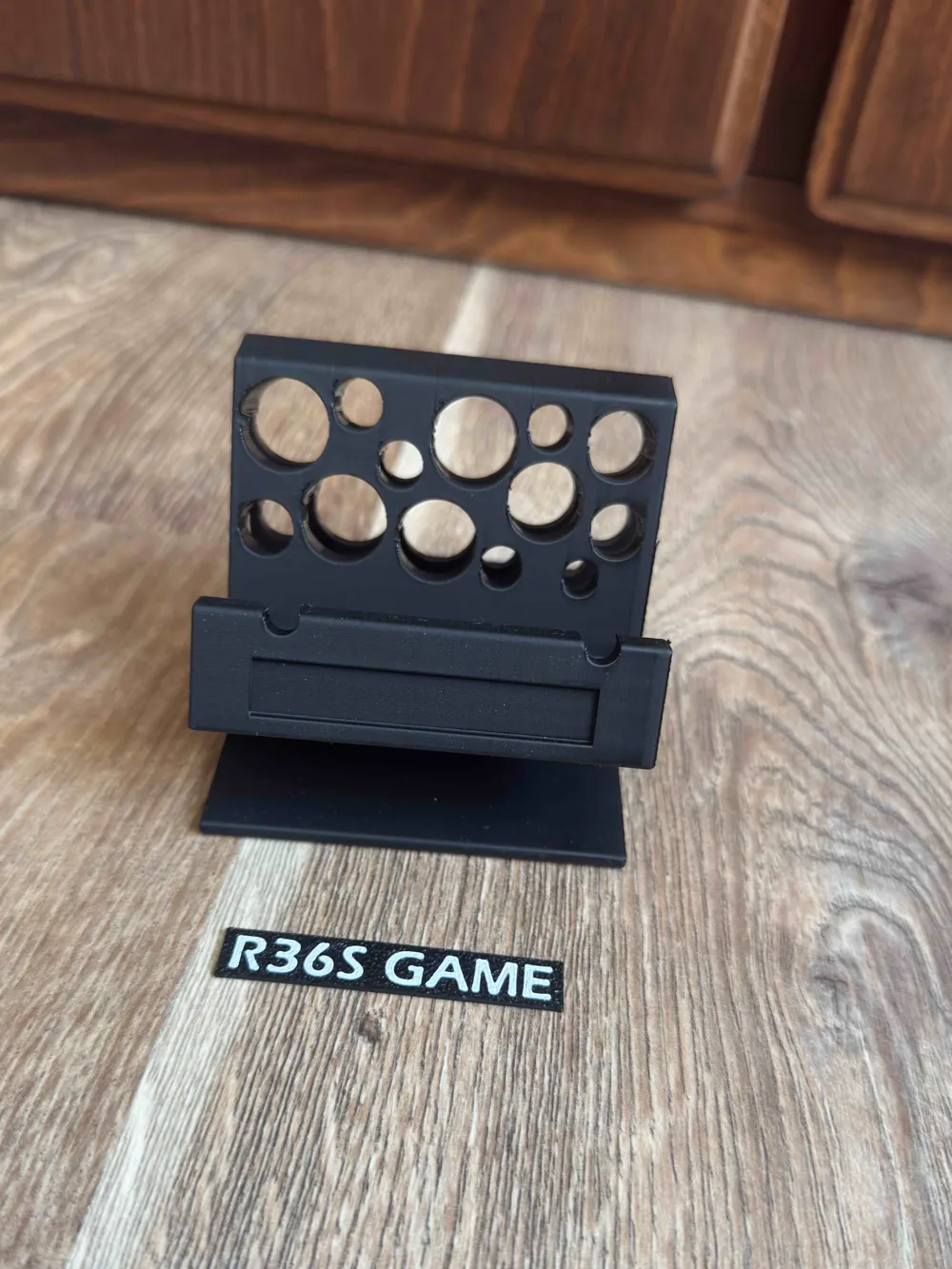 Soporte de consola R36S por Patis Designer MakerWorld: Descarga Modelos ...