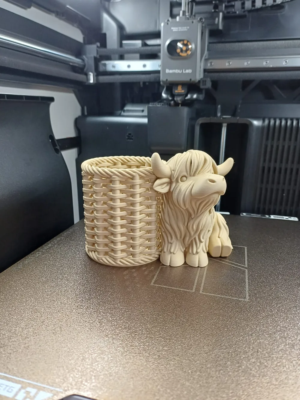Highland Cow Pen Holder - Free 3D Print Model - MakerWorld
