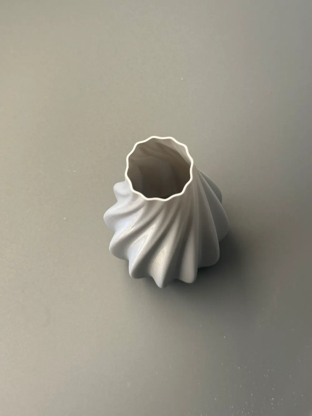 Vase smooth ribs curved by HpInvent MakerWorld: Download Free 3D Models