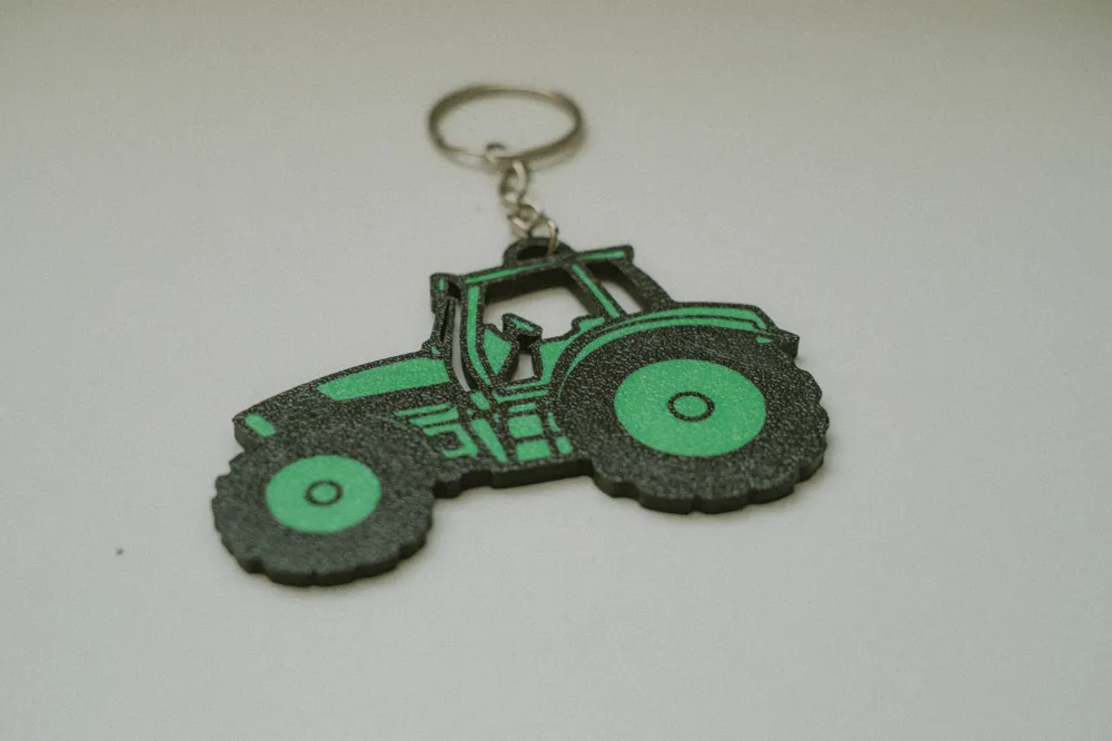 Tractor Keychain by Jannes MakerWorld: Download Free 3D Models