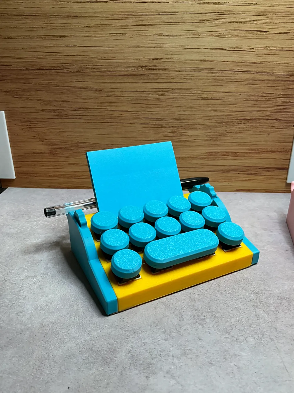 sticky note Typewriter Phone holder/fidget - Free 3D Print Model ...