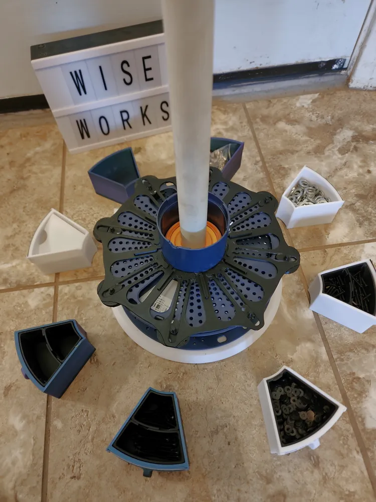 Support mural utilisant des bobines Sunlu vides par Wise Works MakerWorld : Téléchargez des ...