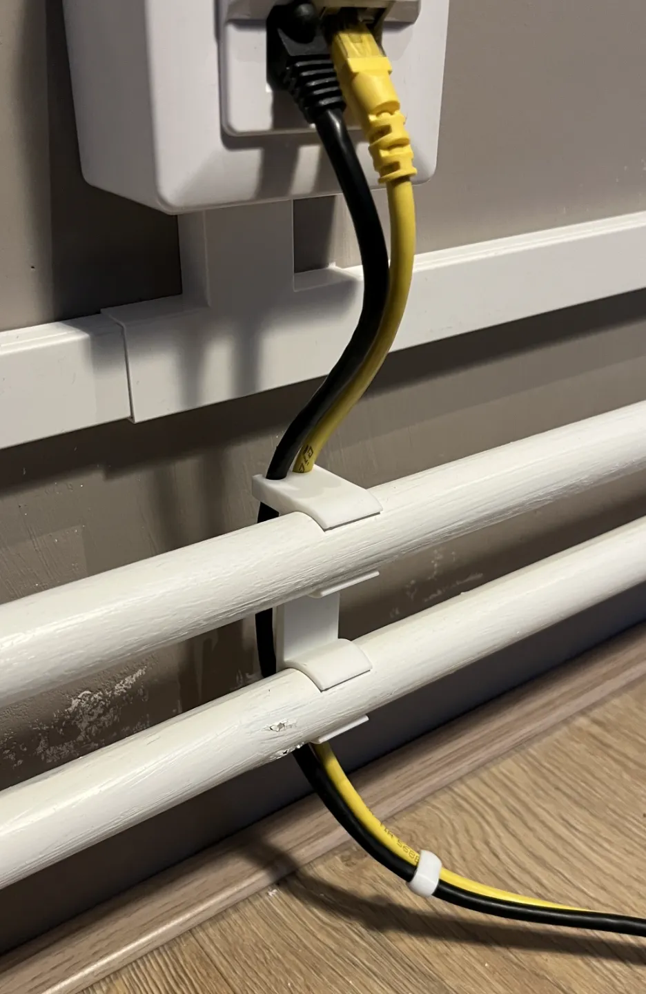 Cable routing for radiator tubing by Anwar NL - MakerWorld