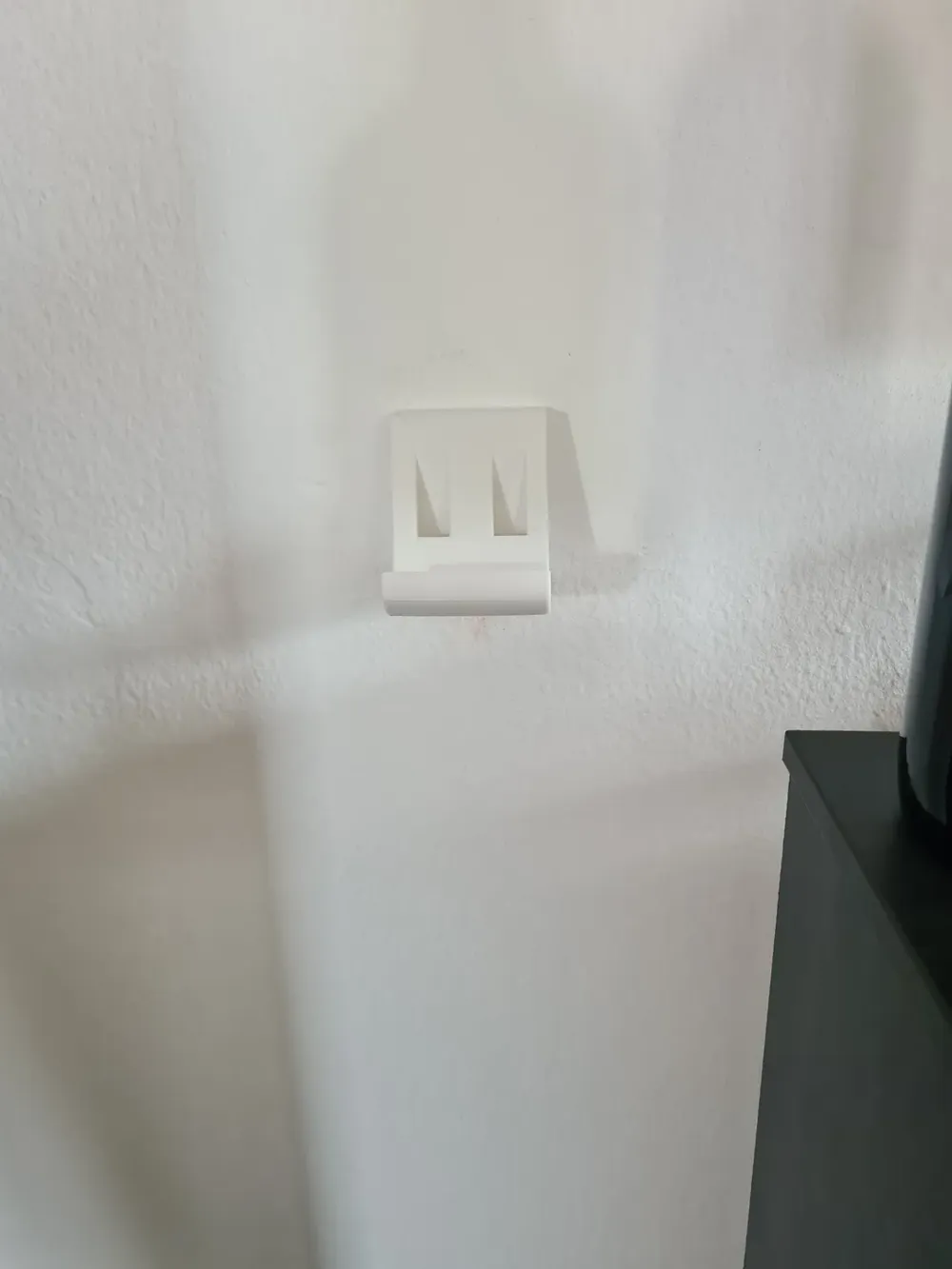 Razer Wolverine V2 Wall Mount by Florian.meierfels - MakerWorld