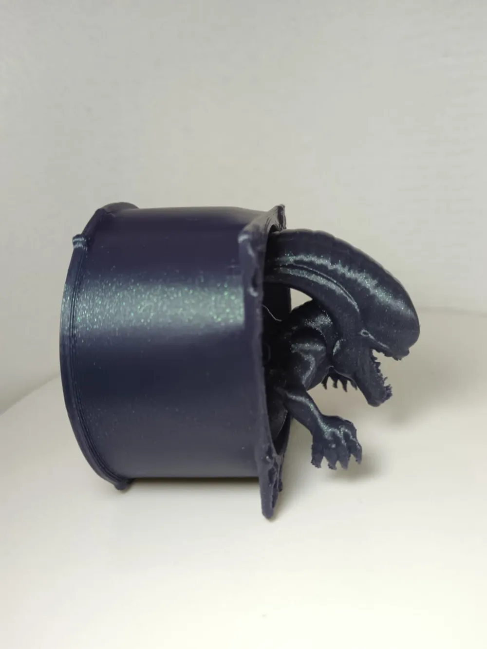 Chibi Xenomorph crawling out a ventilation pipe by Aleandrus MakerWorld ...
