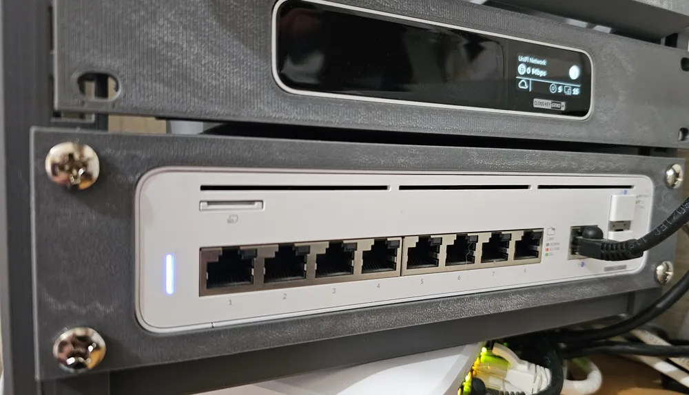 Uisp Console 和 Unifi Pro XG 8 (USW-Pro-XG-8-PoE)v2 - 免费 3D 打印模型 ...