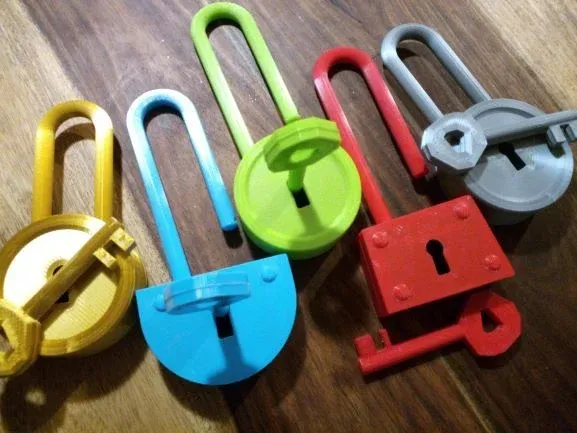 Working locks + keys from Hello Neighbor by michal.tiller MakerWorld ...