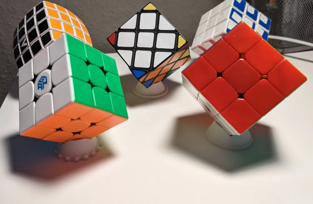 Rubiks Cube Stand by Vazzzed - MakerWorld