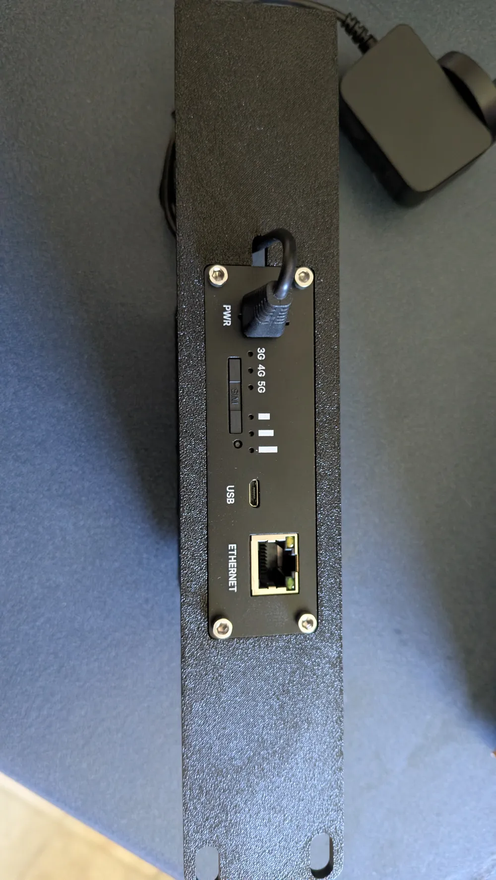 Teltonika TRB500 19英寸机架安装 - 免费 3D 打印模型 - MakerWorld